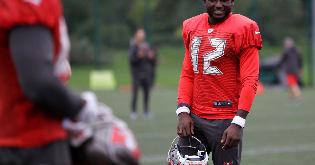 London weather welcomes Buccaneers on arrival in England | The Seattle ...