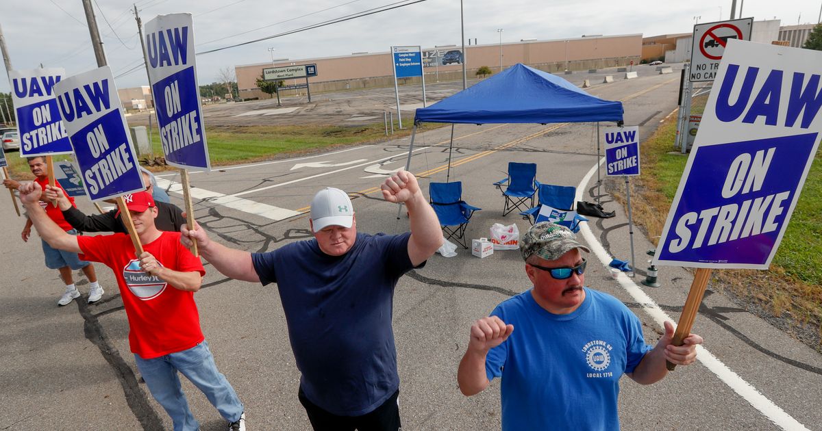 Autoworkers from closed plants fight new GM contract | The Seattle Times