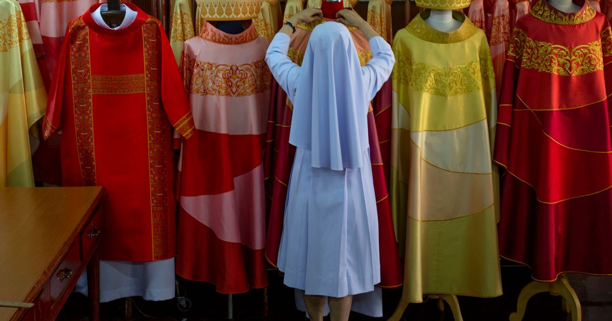 Bespoke silk robes await Pope Francis on Thailand visit | The Seattle Times