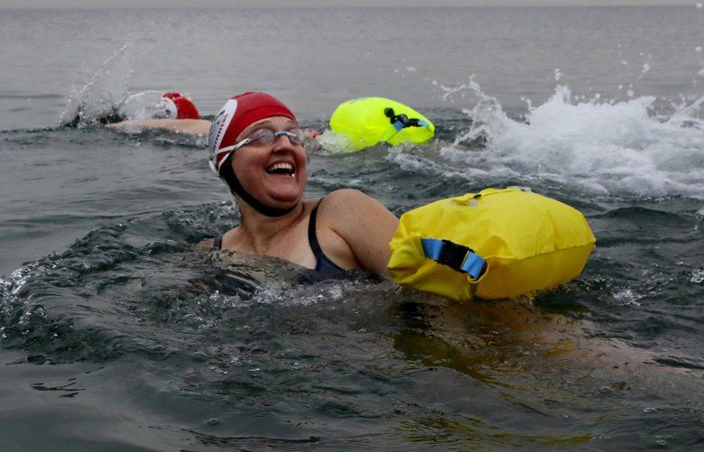 Swimmers brave the big chill weekly at Alki Beach | The Seattle Times