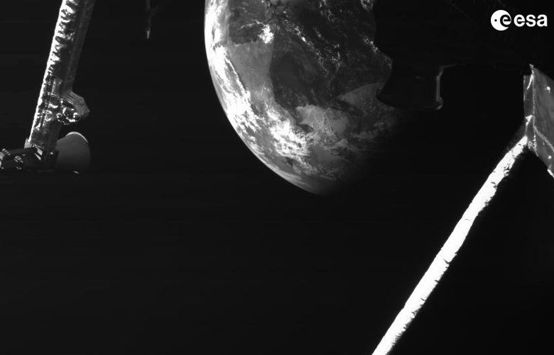 Mercury-bound spacecraft buzzes Earth, beams back pictures | The Seattle Times