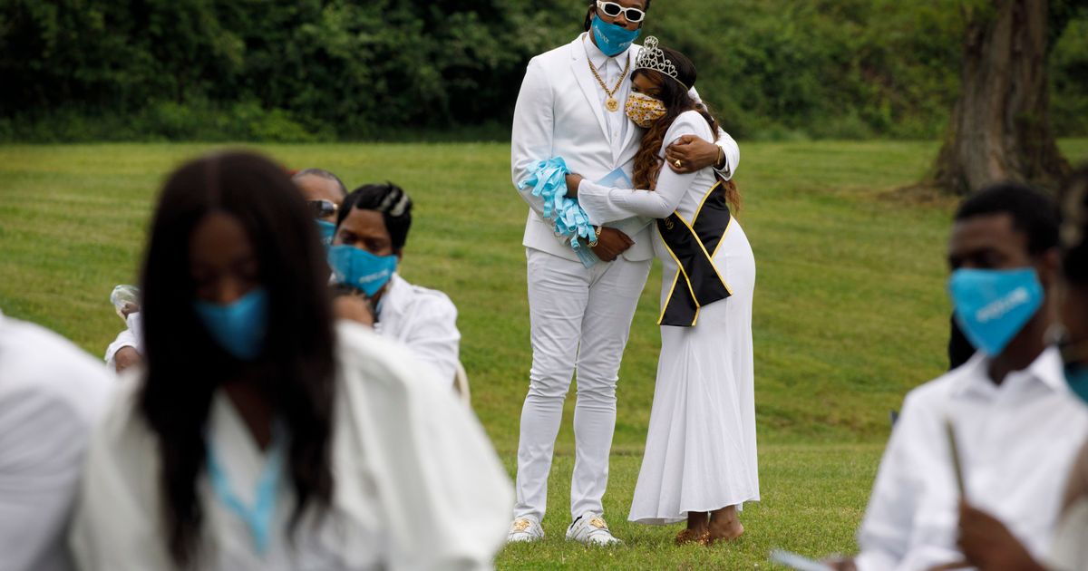 Funeral delayed: tiaras, white outfits, turquoise face masks | The ...