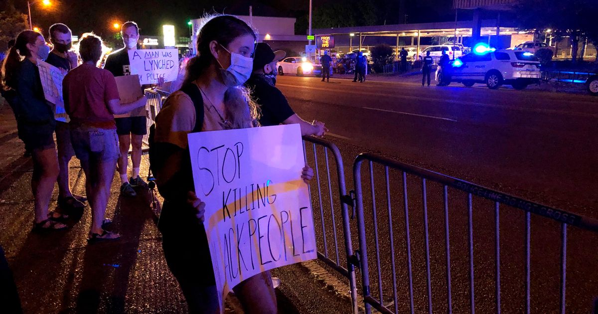 Protesters stop LA freeway traffic, smash patrol car windows | The ...