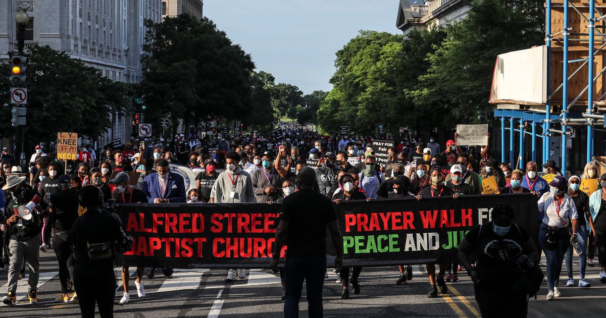 Thousands join in Sunday prayer and protest in front of the White House ...