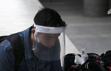 Qatar Airways is requiring passengers to wear face shields. This is ...