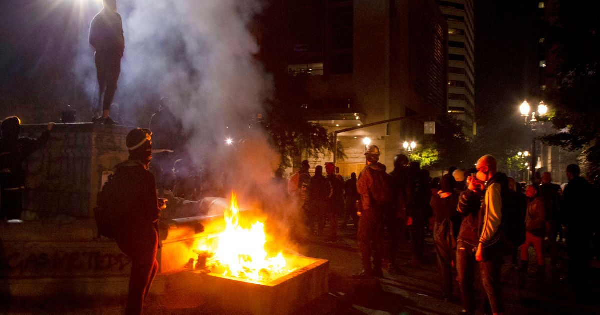 Oregon protesters clash with police, throw fireworks | The Seattle Times