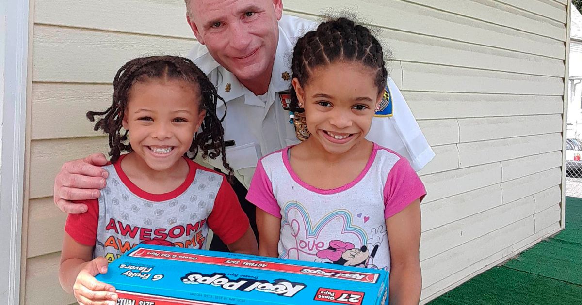 Kids surprise police officer with ice pop on hot summer day | The ...
