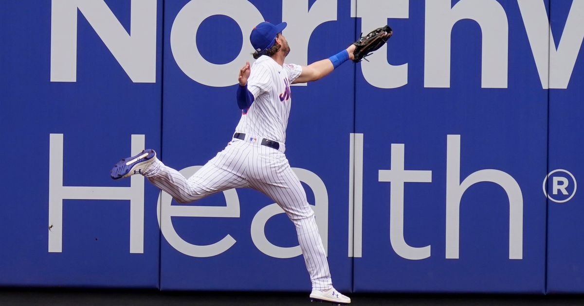 Mets’ McNeil carted off vs. Nats after crash into wall | The Seattle Times