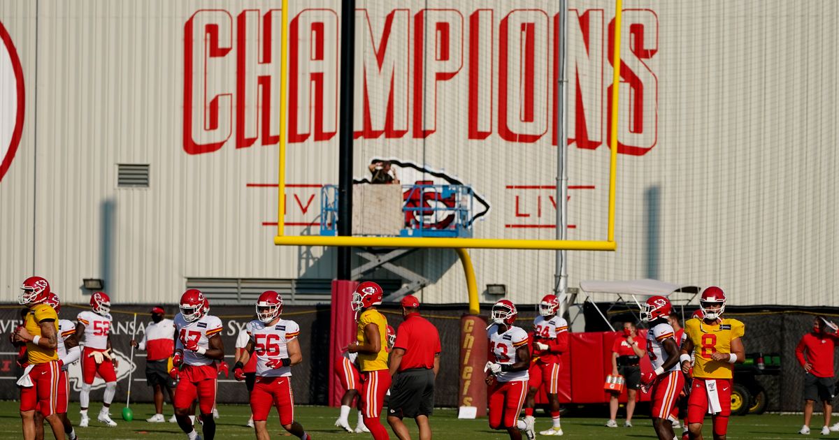 Chiefs’ defense gets tough practice test: their own offense | The ...