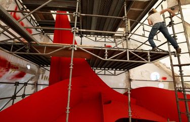Alexander Calder’s ‘Eagle’ sculpture gets a repainting | The Seattle Times