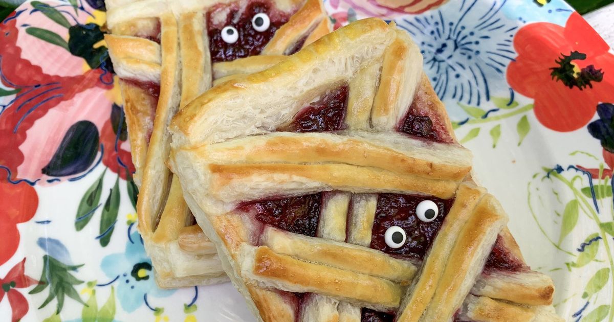 Halloween Mummy Hand Pies are delightful, easy treats | Cooking with ...