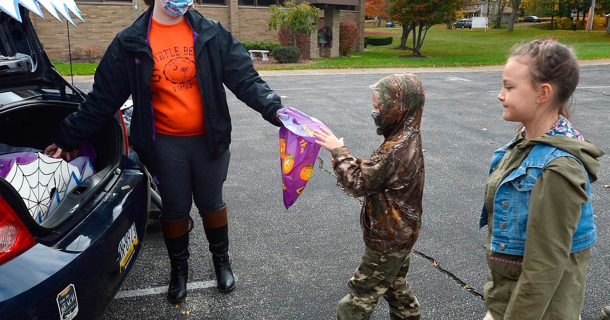 Halloween in the pandemic: Costumes and candy, at a distance | The ...