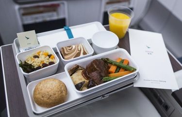 Airlines are bringing back inflight snacks and drinks. But should you ...