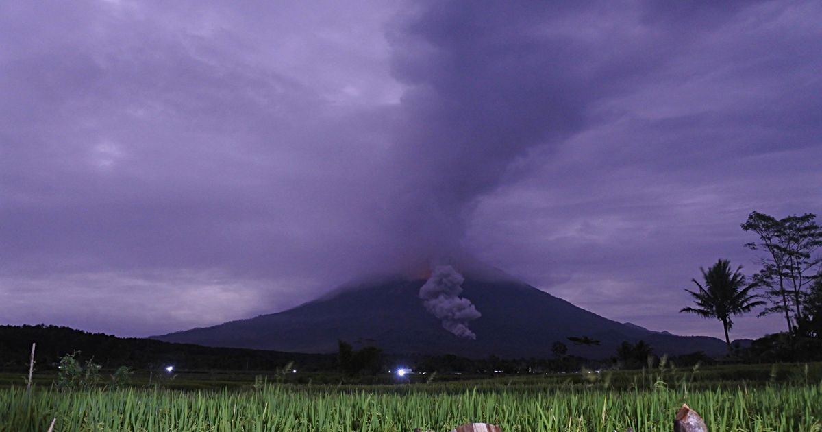Thousands flee as activity in Indonesian volcanoes increases | The ...