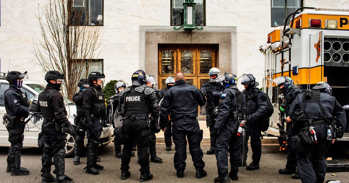 FBI urges police chiefs across U.S. to be on high alert | The Seattle Times