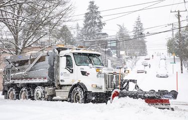 As snow piles up, Seattle area tries to dig out | The Seattle Times