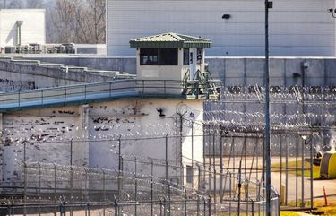 Lawsuit demands immediate COVID-19 vaccinations for people incarcerated ...