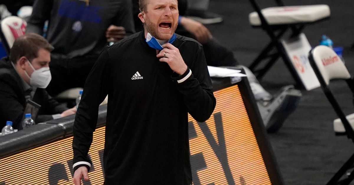 Drake rewards basketball coach DeVries with 8-year extension | The ...