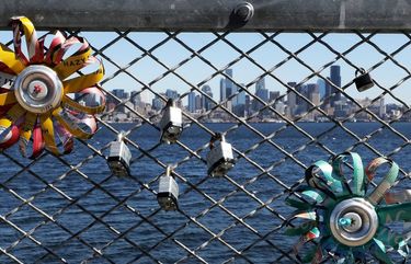 West Seattle fence gets all locked up in love | The Seattle Times