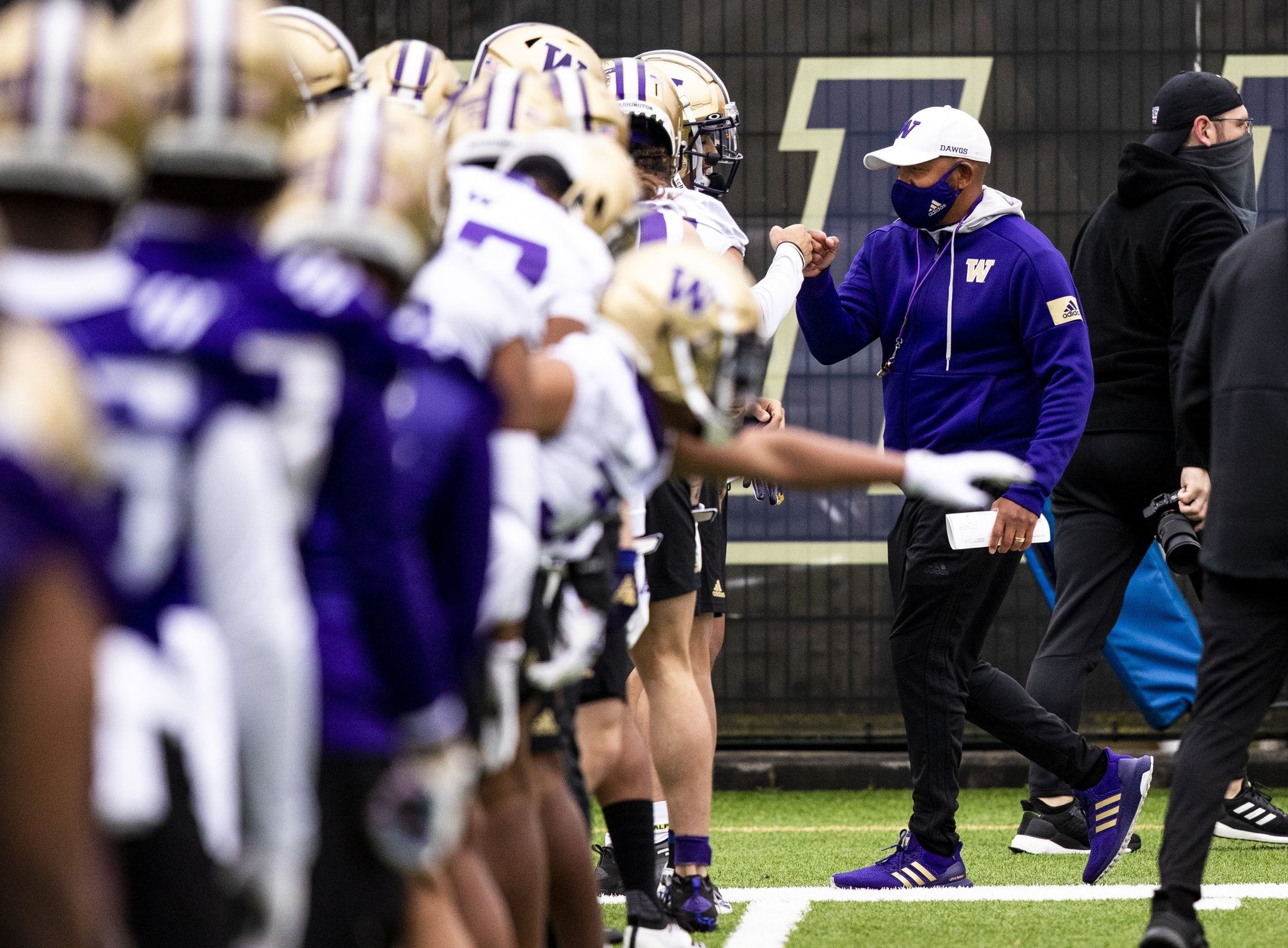 Analysis: With all five starters returning, can UW’s offensive line ...