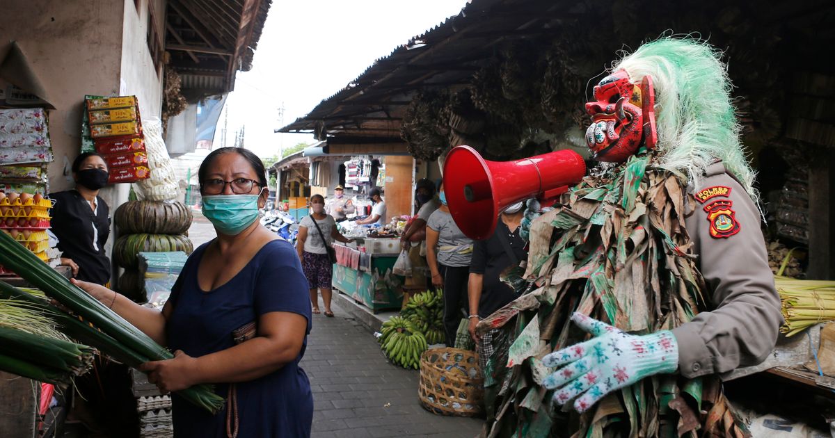 Two influencers ordered off Bali after fake mask video prank | The ...
