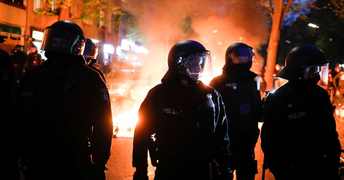 Over 90 German police injured in May Day riots | The Seattle Times
