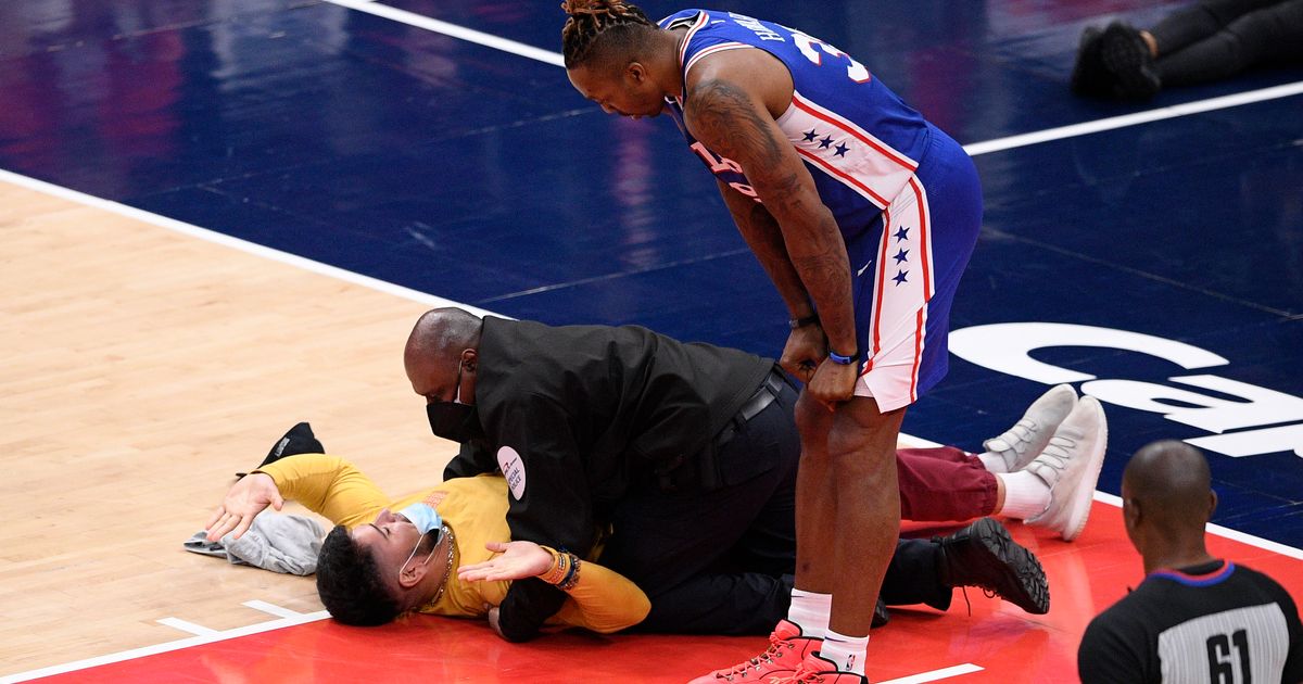 Fans Gone Wild: Spectator runs out on court during NBA game | The ...