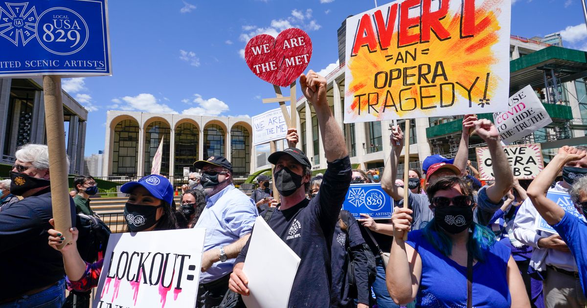 Locked out stagehands protest outside Metropolitan Opera | The Seattle ...