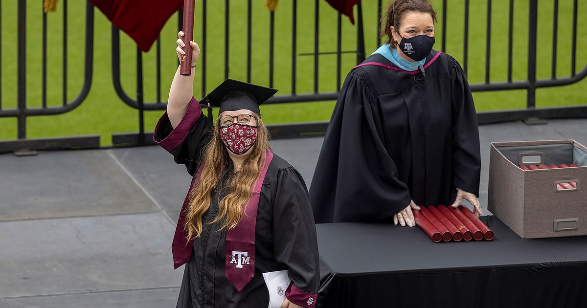 ‘Last hurrah’: 2020 college grads finally get ceremonies | The Seattle ...