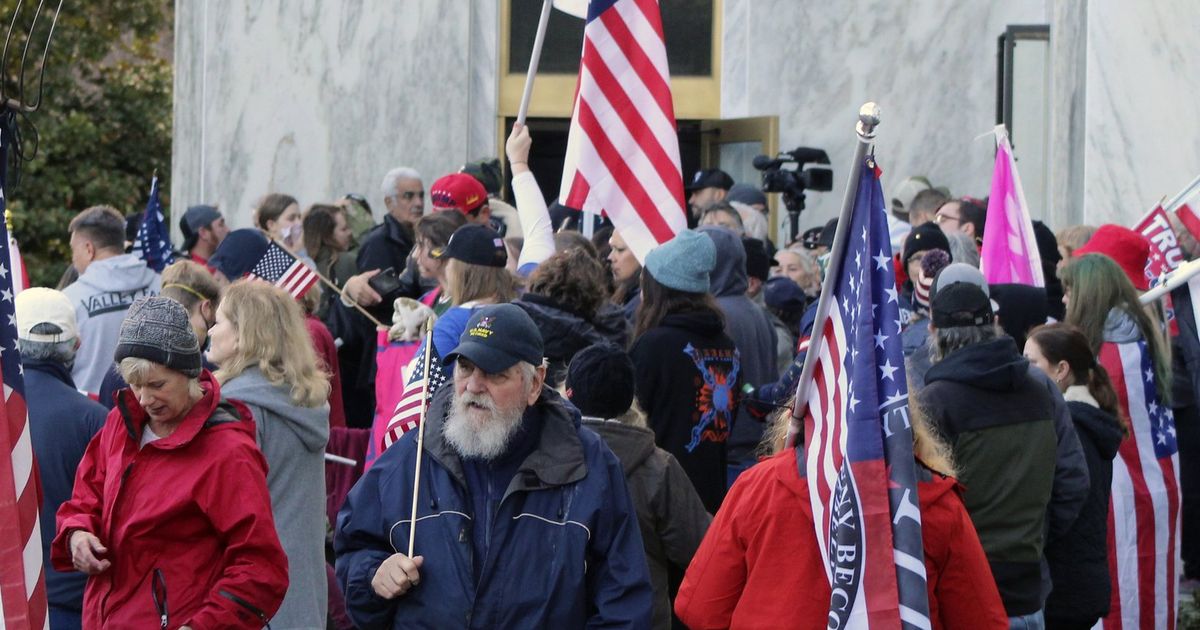 Oregon House expels GOP lawmaker who let far-right rioters into state ...