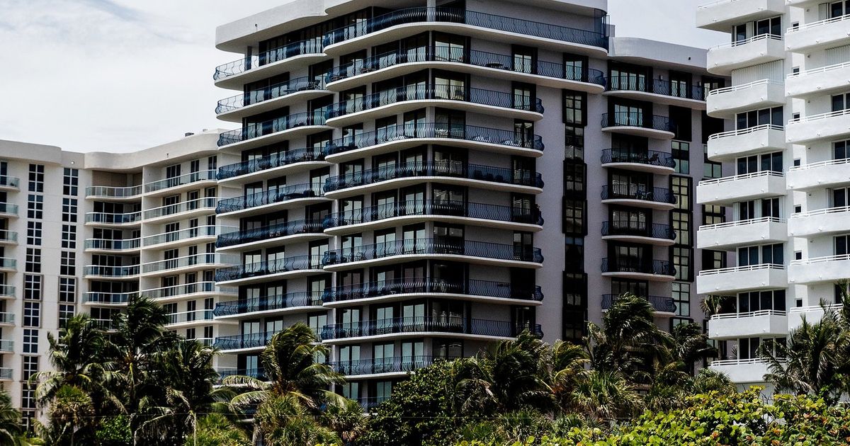 In near-twin to collapsed Surfside condo, some residents stay put ...