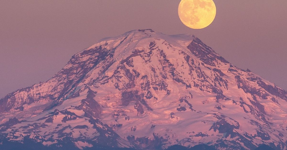 All the stars aligned for a detail-rich image of the moon over Mount ...