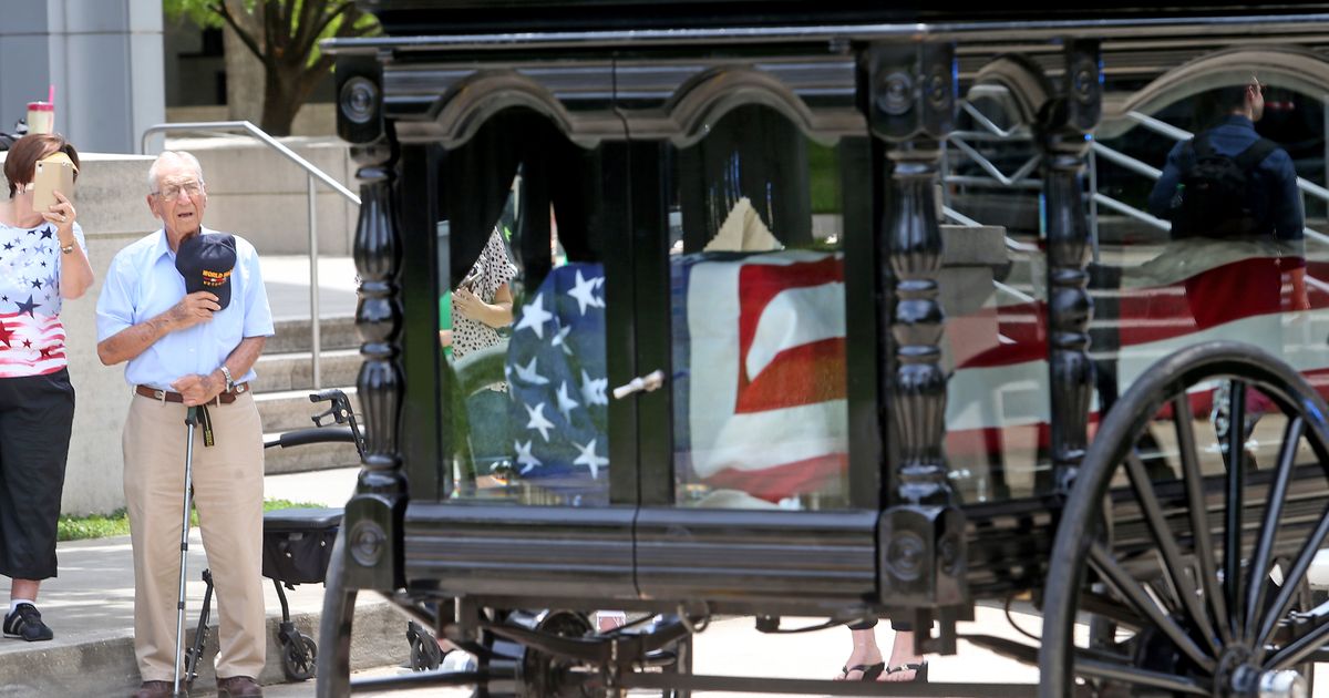 Final parade: Ex-Gov. Edwards carried to funeral site | The Seattle Times