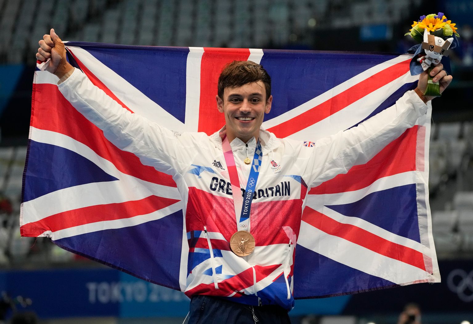 Tom Daley knits away in between dives at Tokyo Olympics | The Seattle Times