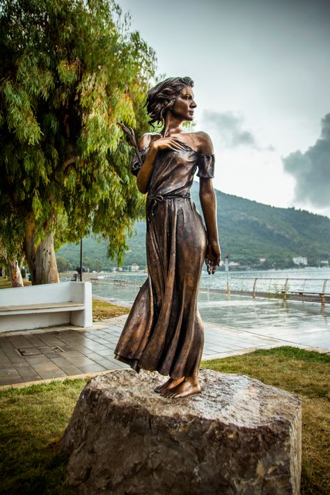 Italy: Lithe statue of literary heroine draws sexism charges | The ...