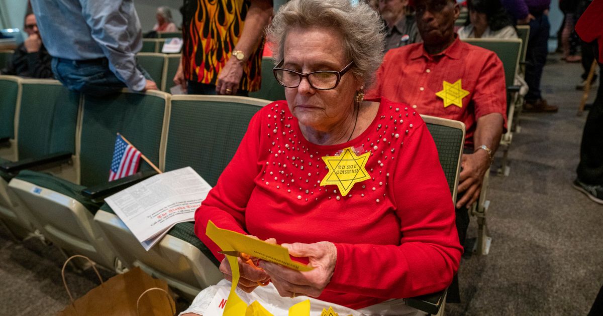 Mayor apologizes for backing mask critics’ Holocaust imagery | The ...