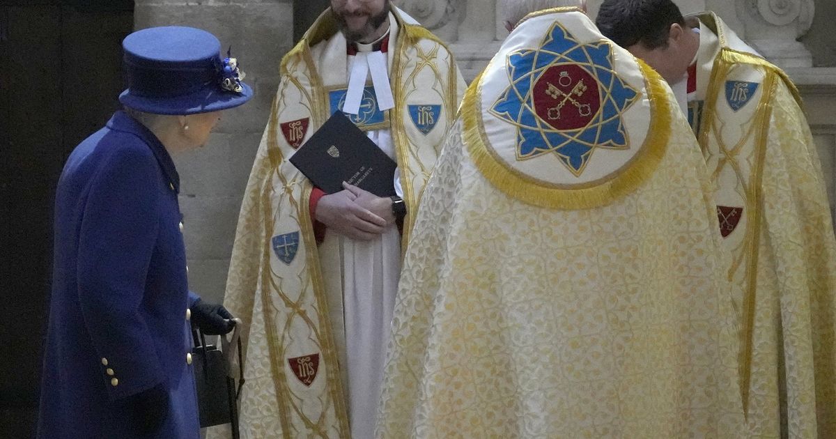 Queen Elizabeth II uses cane to walk into Westminster Abbey | The ...