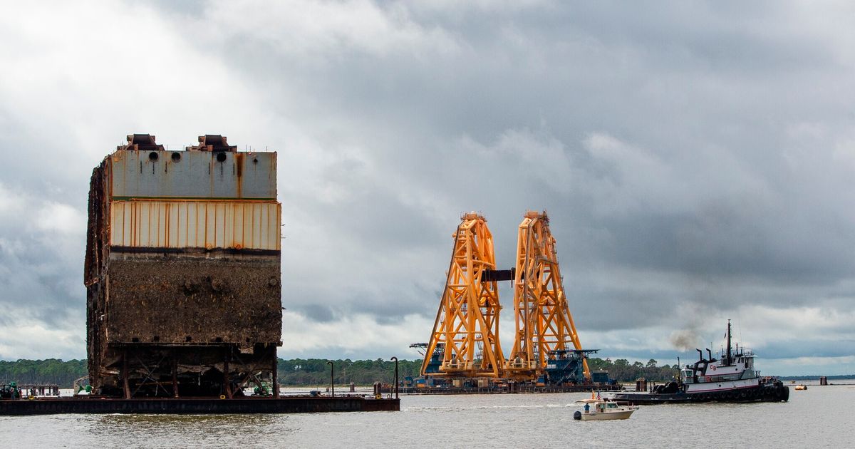Georgia shipwreck’s last giant chunk removed from water | The Seattle Times