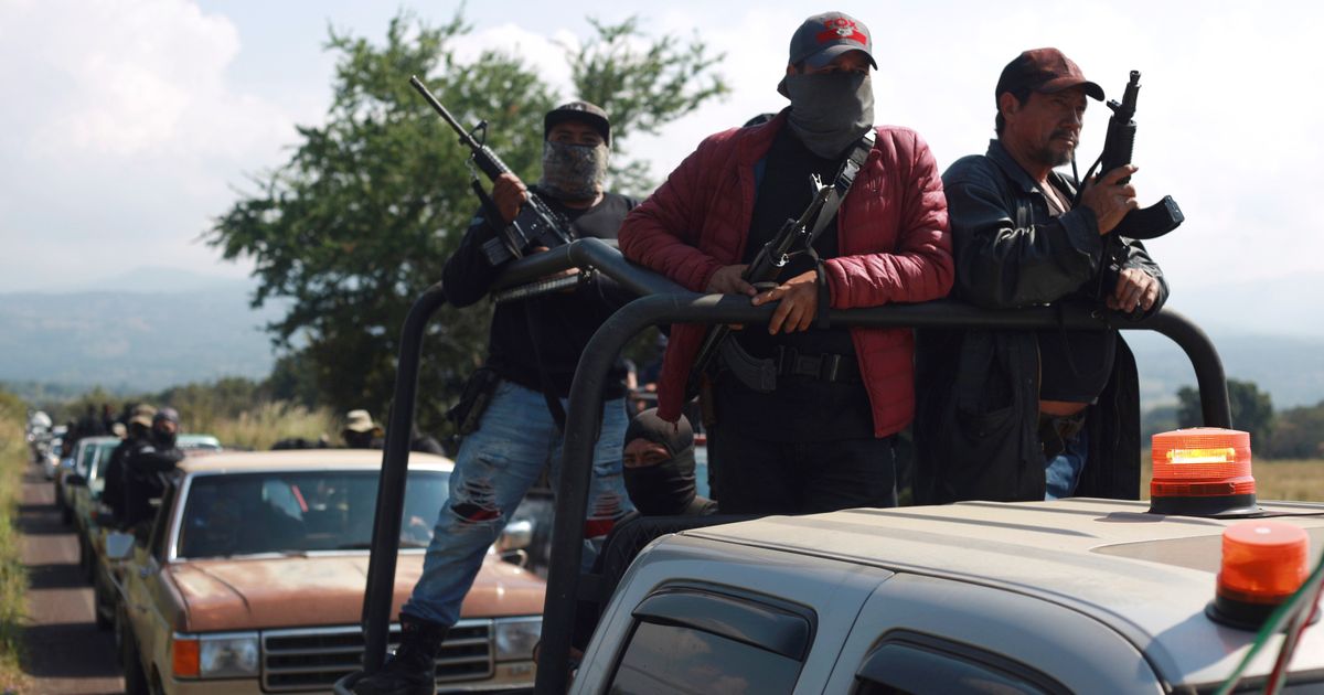 500 vigilantes gather in Mexico town, pledge to aid police | The ...