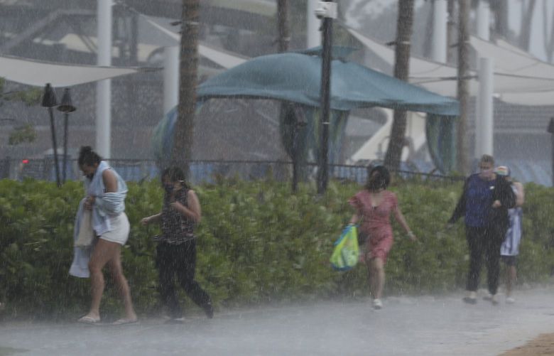 Storm sweeps Hawaii, brings threat of ‘catastrophic’ floods | The ...