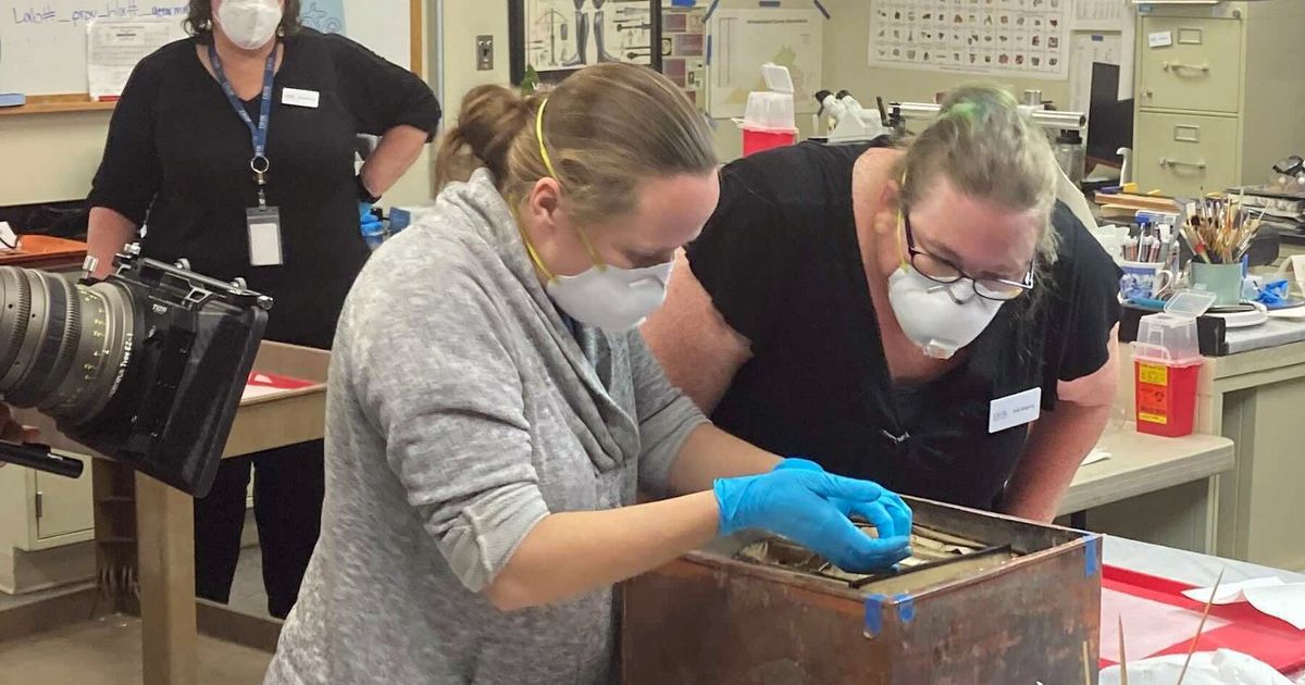 Experts pull documents, money from Lee statue time capsule | The ...