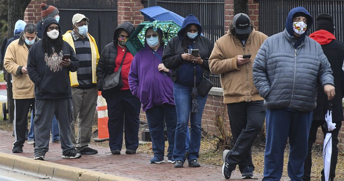 ‘Crazy’ omicron surge could peak soon, but the virus is unpredictable ...