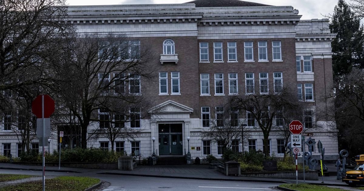 More Seattle-area schools move to remote learning Thursday; one returns ...