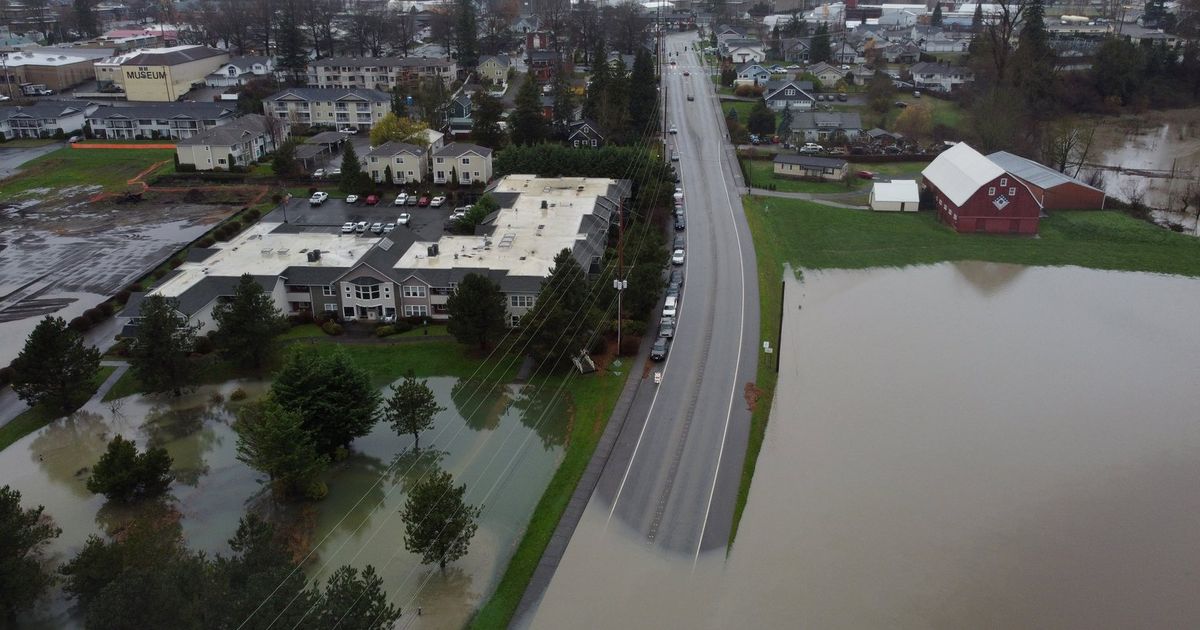Federal unemployment benefits available for workers soaked by flooding ...