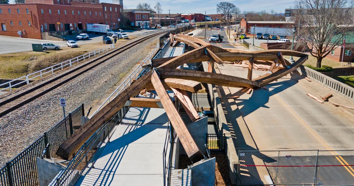 Arches weighing 40 tons collapse along pedestrian walkway | The Seattle ...