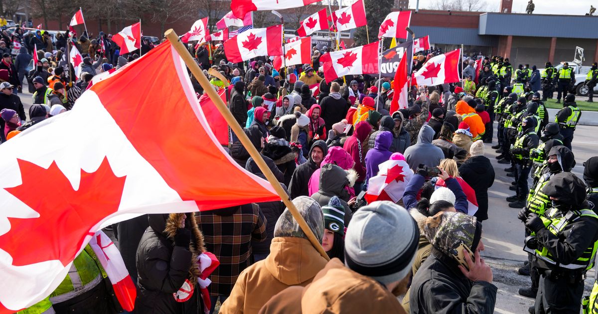Blockades on Canada-US border continue as protests swell | The Seattle ...