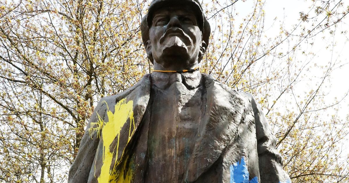 Fremont’s Lenin statue takes on colors of Ukraine | The Seattle Times
