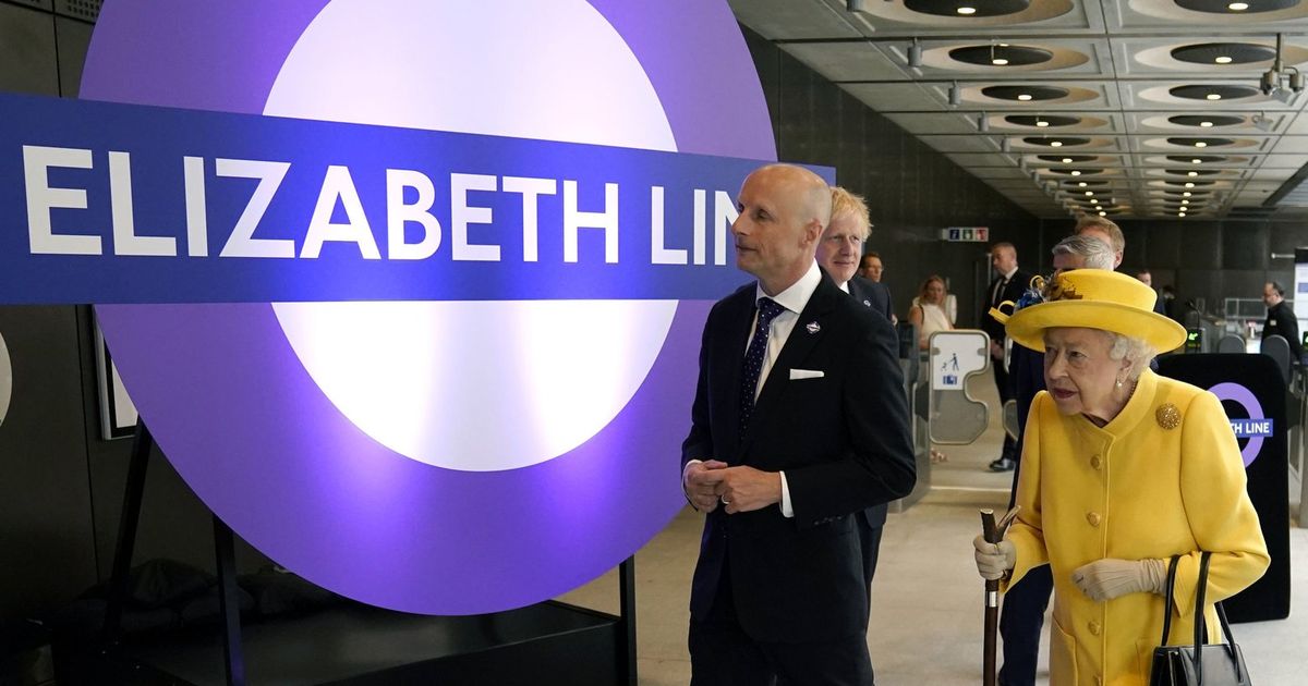 Queen makes surprise appearance to mark new subway line | The Seattle Times