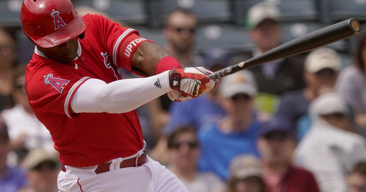 With their outfield ranks growing thin, Mariners take a chance on ...