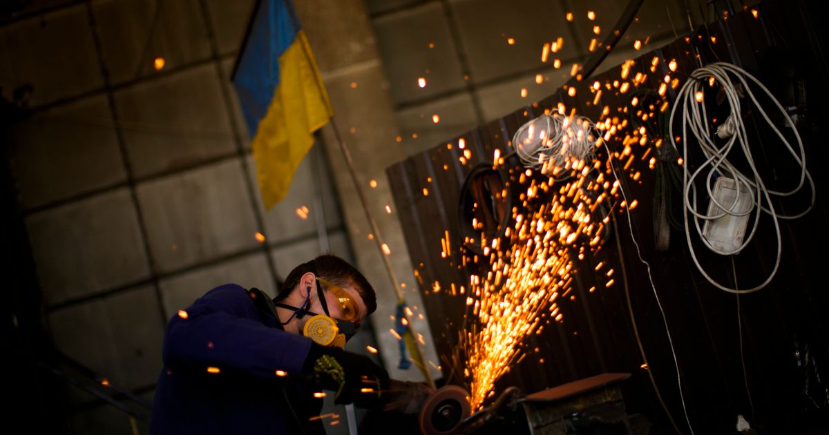 Protect the body: Ukraine volunteers craft armor, camouflage | The ...